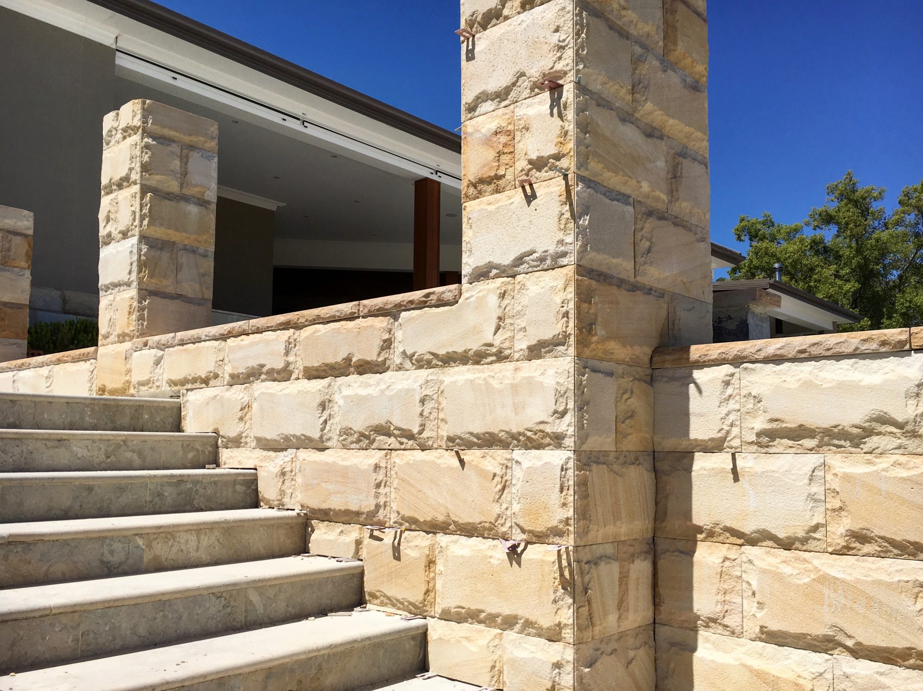 Capping sandstone and Rockface cladding - Aussietecture Stone