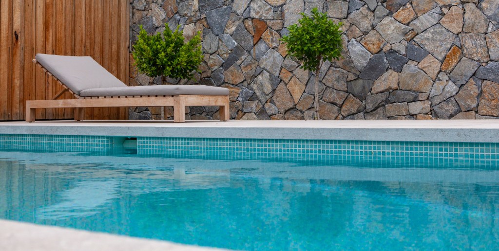 Glass mosaic pool tile - Extensive range - Softly rounded edges