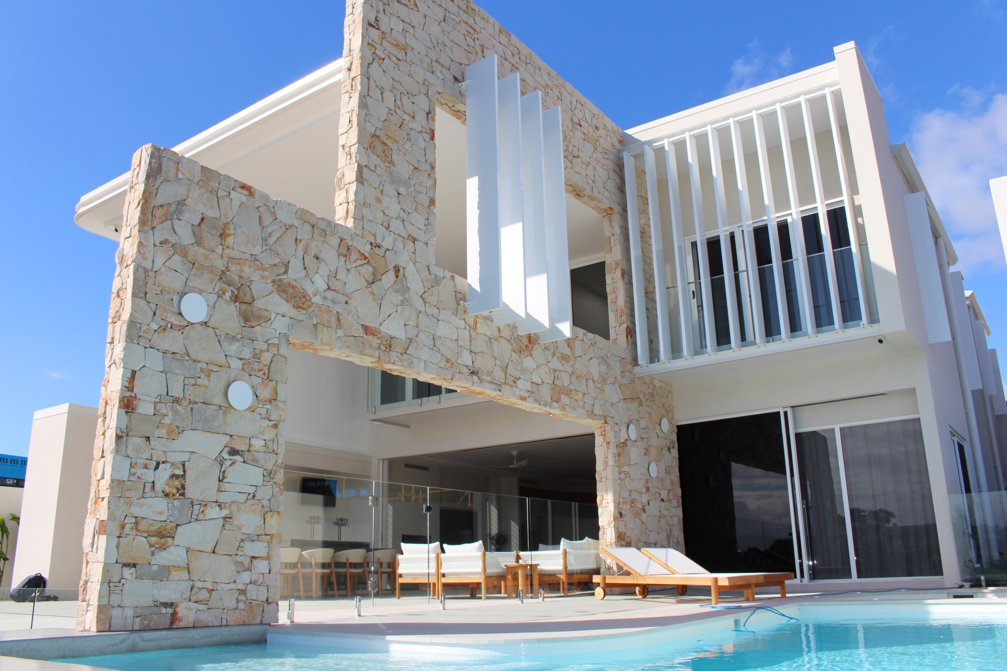Stone cladding Gold Coast project - Burnie walling - Aussietecture