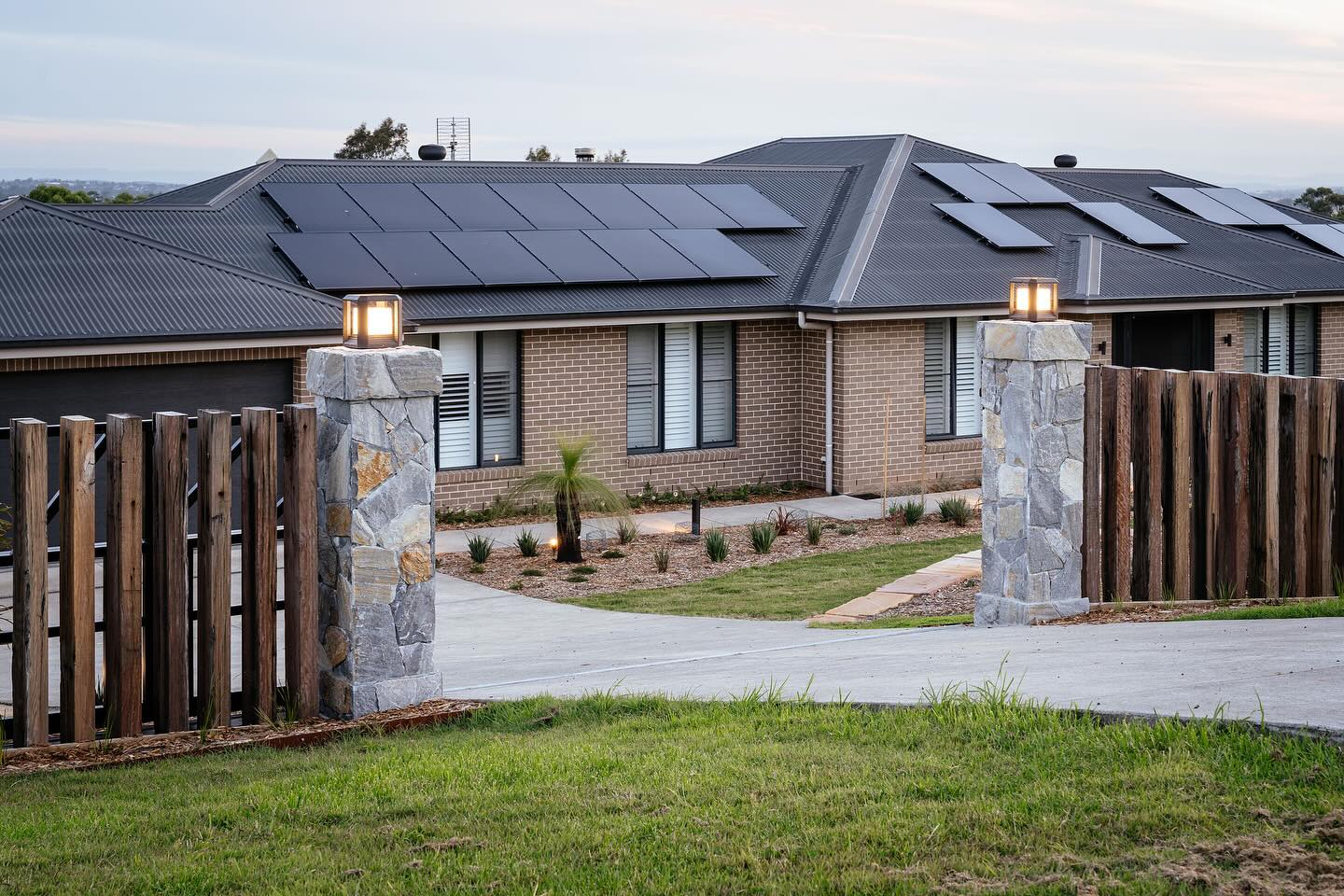 Crazy paving stone and Eyre stone cladding - Wallalong Project